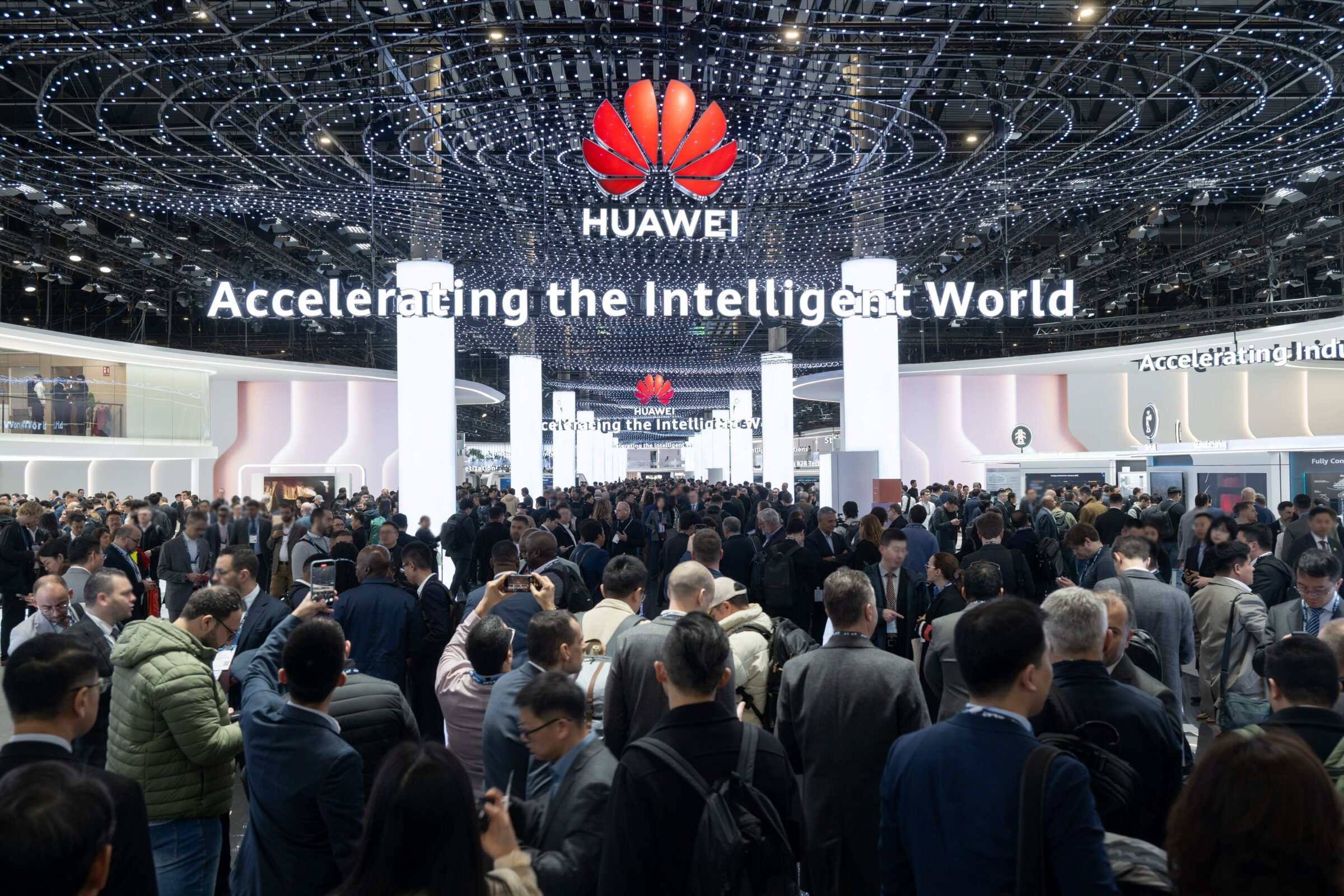 MWC 2025: Huawei presenta la nuova soluzione AI-Centric Network